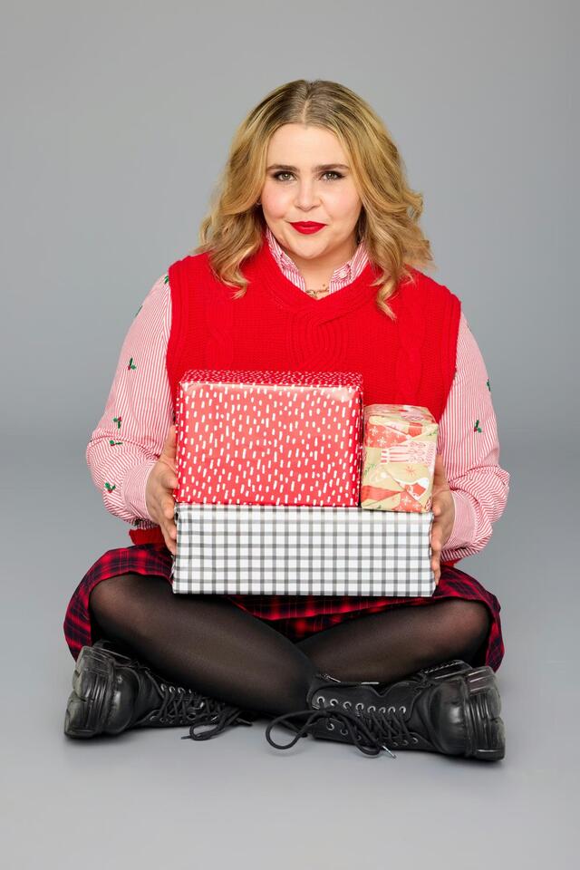 Mae Whitman Reflects On Her Hallmark Holiday Series, Chosen Family ...