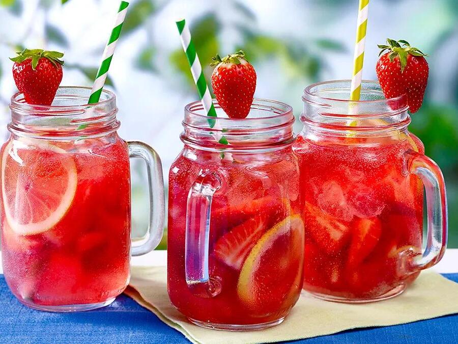 Tart & Sweet Cran-Strawberry Spritzer Recipe Is the Perfect Way to Cool Off