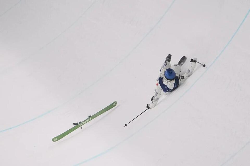 Defending Olympic champion Eileen Gu falls in her first run of freeski ...