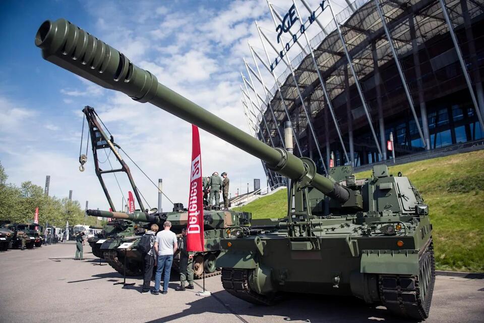Poland spends $16.5 billion in EU-backed loans on heavy army weapons ...