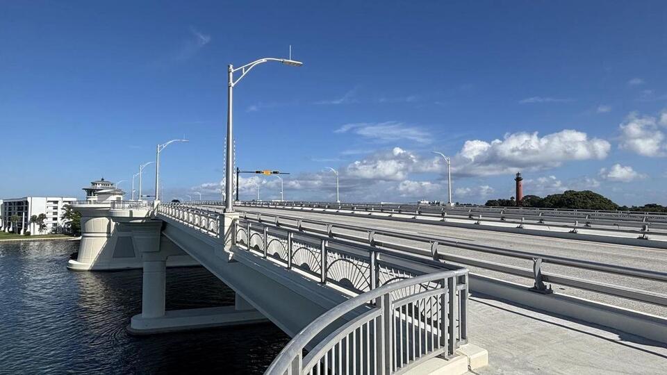 Crash shuts down northbound lanes on U.S. 1 Bridge in Jupiter - NewsBreak