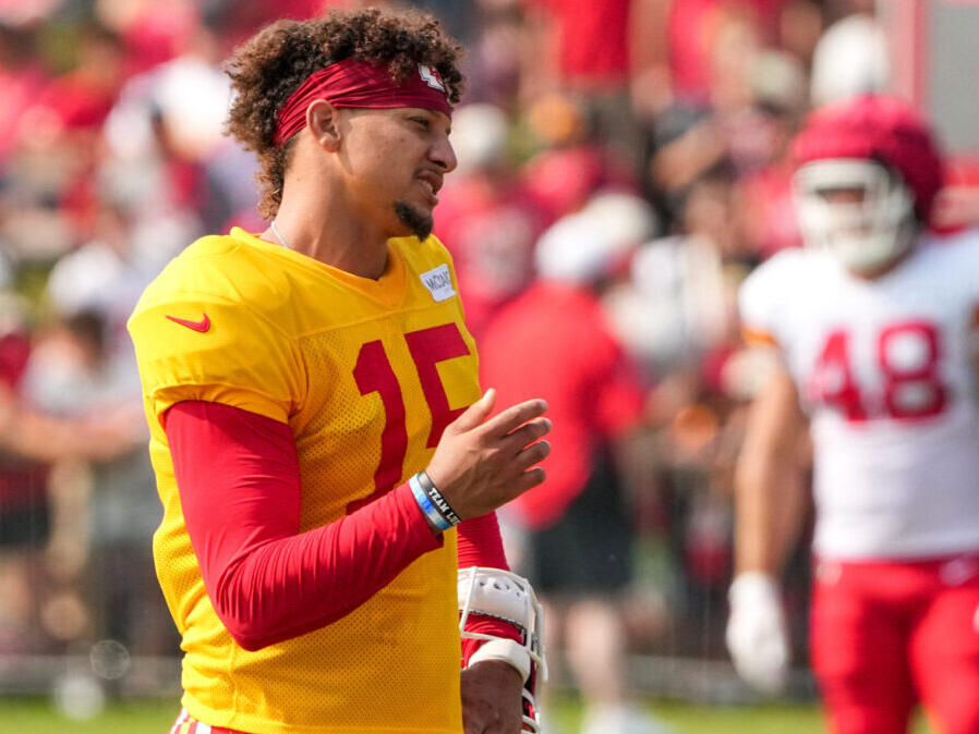 Chiefs’ Patrick Mahomes Sends Message With Release of New Shoe Colorway