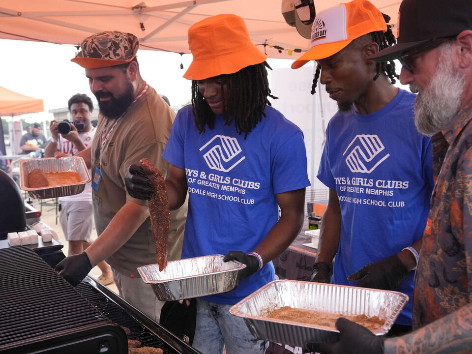 At World Championship BBQ contest, pitmasters sweat through the smoke ...