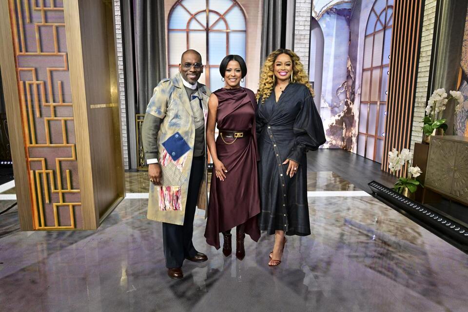 Jamal Bryant Addresses Backlash Over His Wife’s Dress - NewsBreak