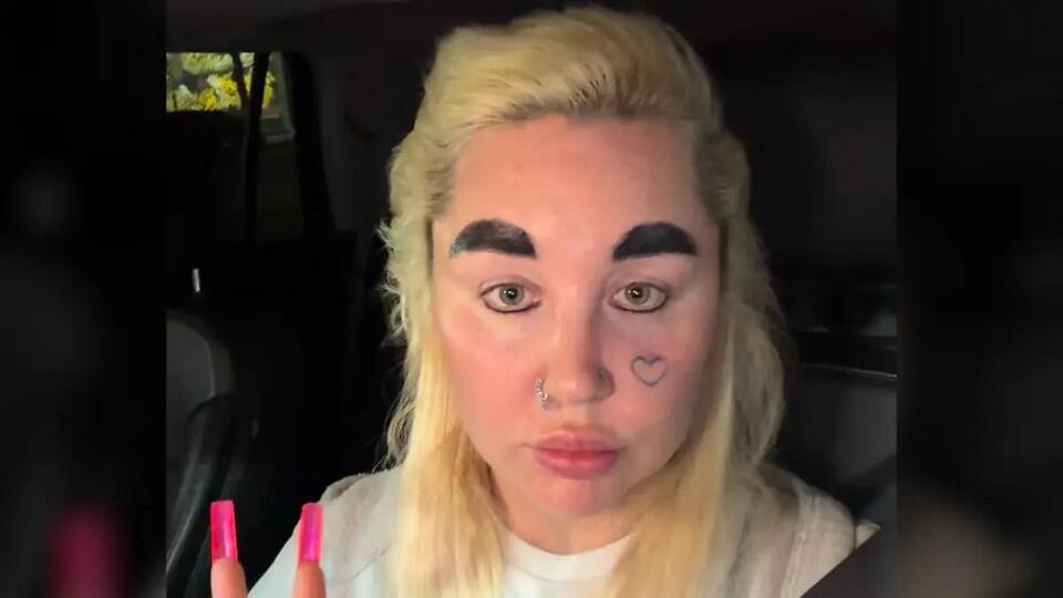 Amanda Bynes Looks Unrecognizable as She Flaunts Blue Eyebrows in ...