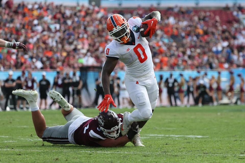 Altmyer, Illinois score touchdown on first drive of season - NewsBreak