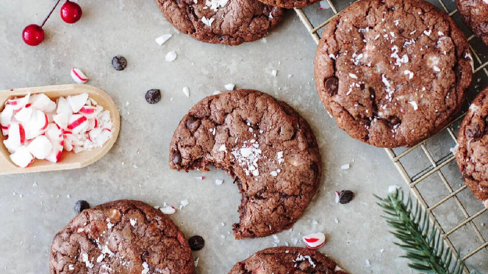 This Chocolate Chunk Peppermint Pudding Cookies Recipe Is Santa’s New ...