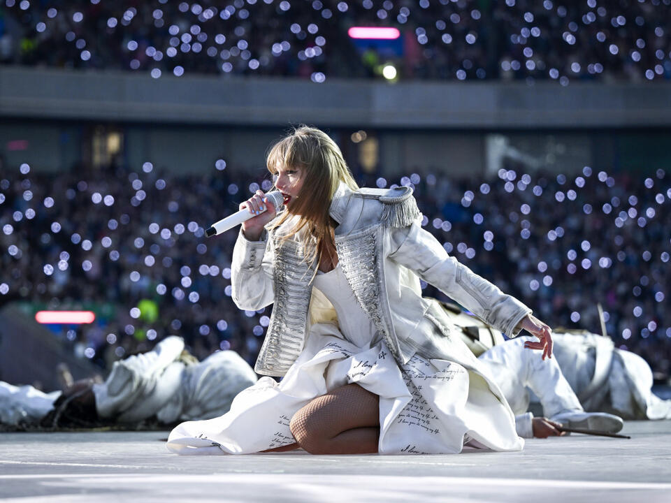 Fans Declare Taylor Swift 'Mommy Long Legs' in 'Errors Tour' Moment ...