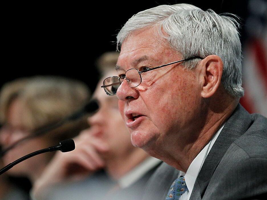 Floridians pay their respect to Bob Graham, his family in Tallahassee