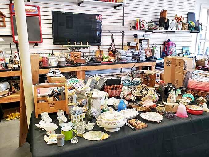 The Enormous Flea Market In Pennsylvania Where Locals Go Crazy For Dirt ...