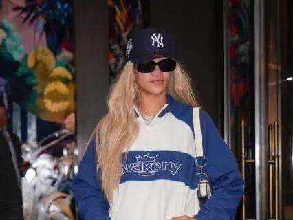 Rihanna Gets Fans All Riled Up By Wearing An ‘I’m Retired’ Shirt During ...