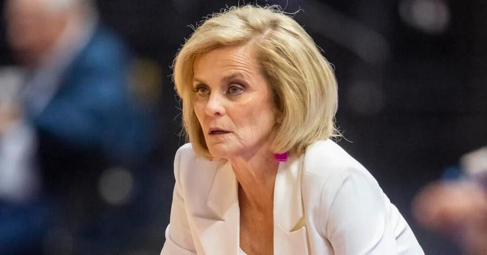 Have a look at LSU coach Kim Mulkey's very shiny outfit for the Elite 8 ...
