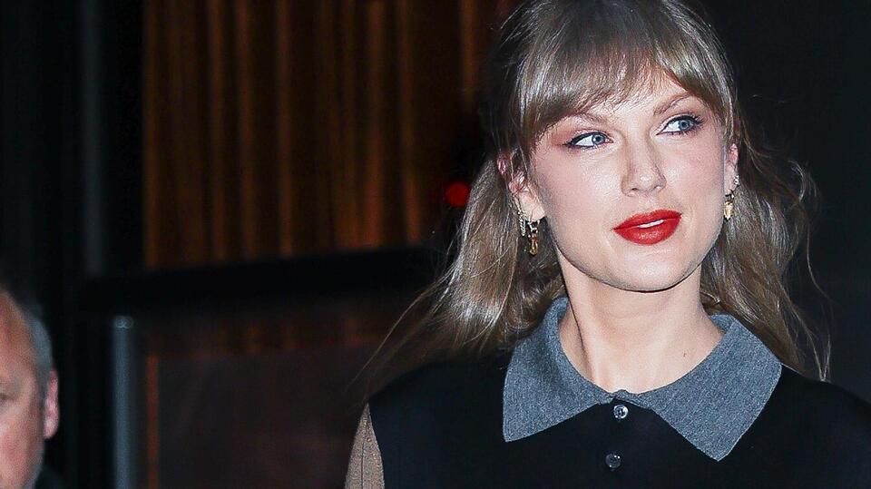 Taylor Swift Carried a $1,390 Bag on a Girls' Night Out - The Look for ...