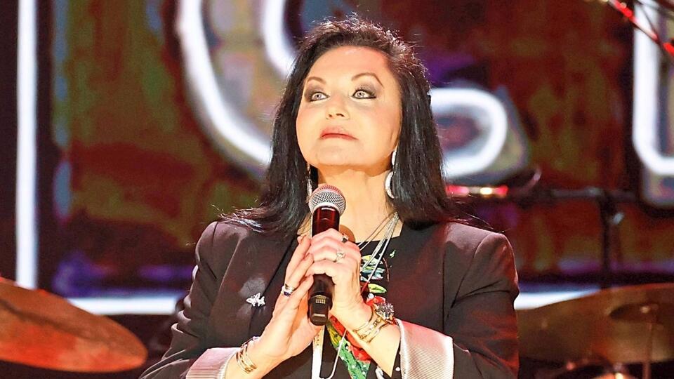 Country Singer Crystal Gayle Forced to Cancel Recent Appearance in ...