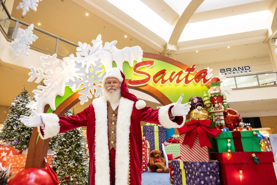 Santa comes to the Deptford Mall - NewsBreak
