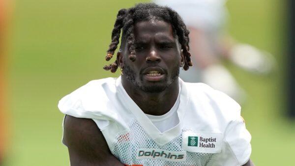 Tyreek Hill handcuffed during traffic stop on way to Dolphins game ...
