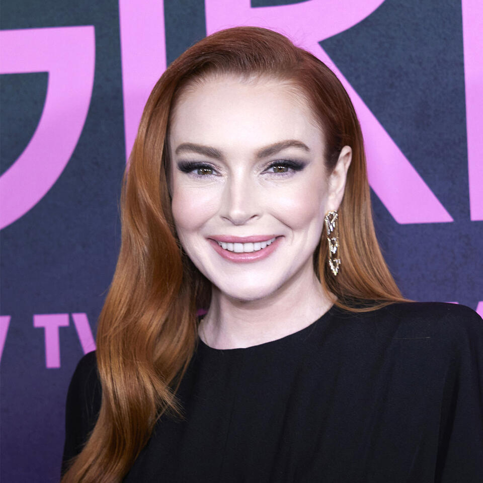 Fans Think Lindsay Lohan Removed All Of Her Freckles After She Shares A ...