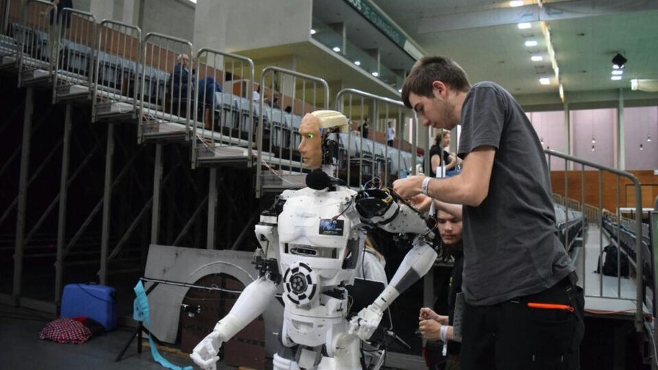 Apptronik funding round boosts US humanoid robot race with Tesla ...