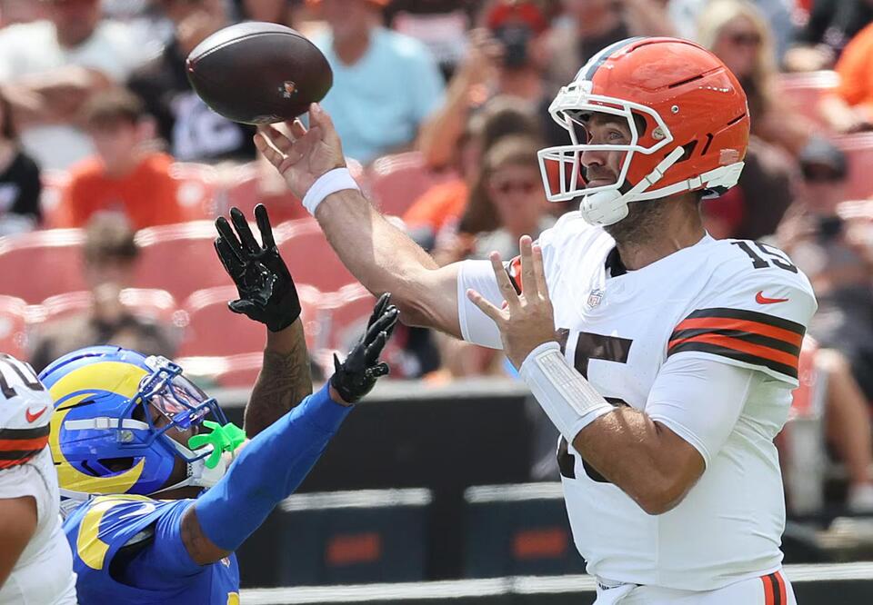 Browns QB Shedeur Sanders struggles in 19-17 victory over Rams while Dillon Gabriel makes case ...