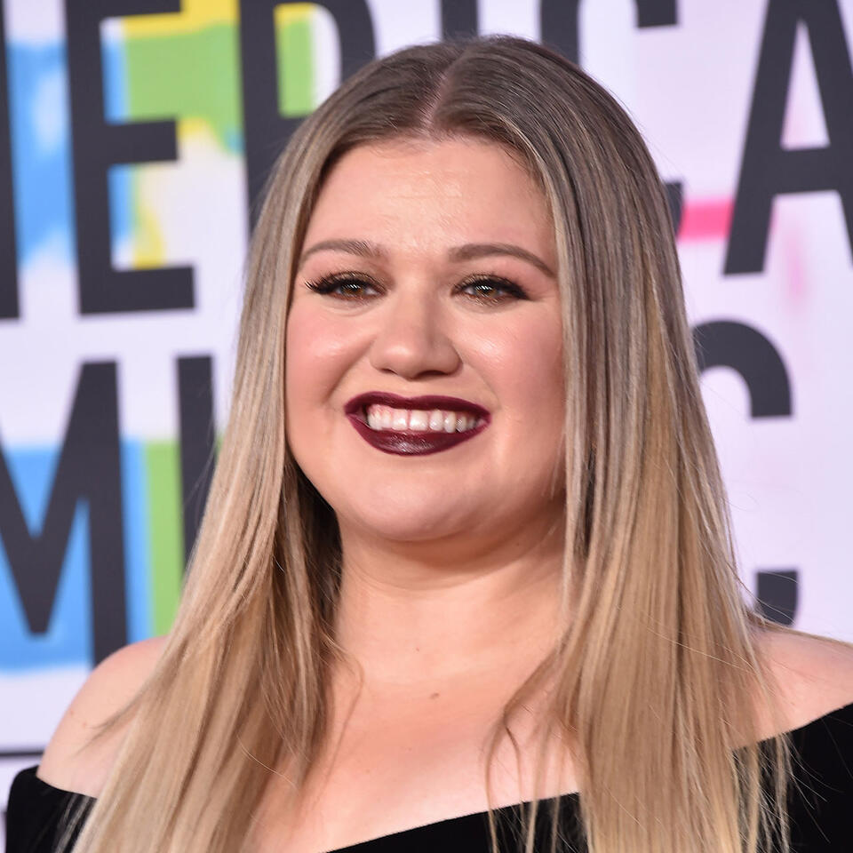 Kelly Clarkson Highlights Her 40-Pound Weight Loss In A Chic Two-Tone ...