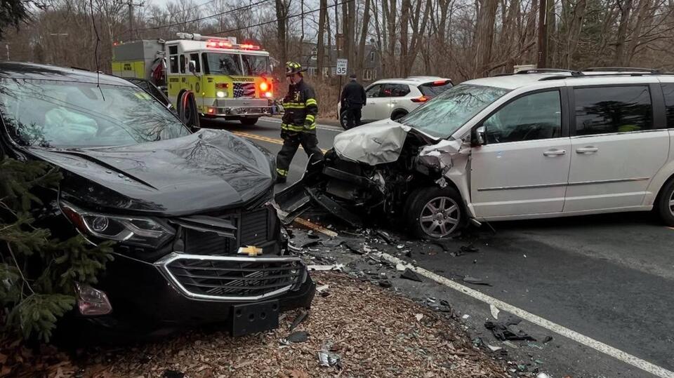 4 hurt in 2-car crash in Newtown - NewsBreak