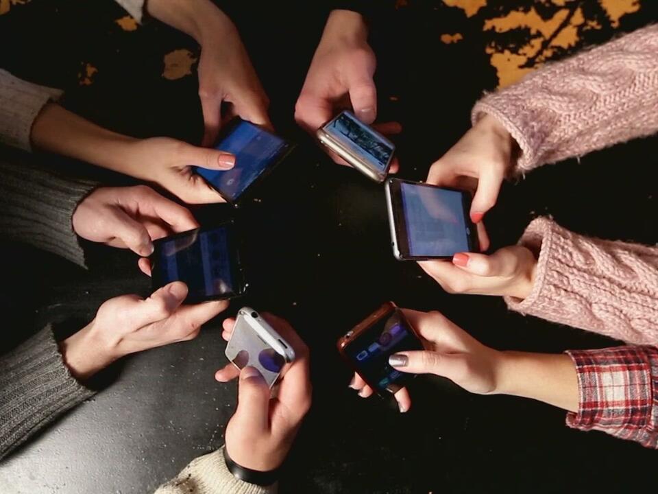 Another North Texas school district will ban cell phones during class time