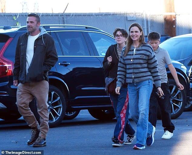 Ben Affleck and Jennifer Garner look genuinely happy together during ...