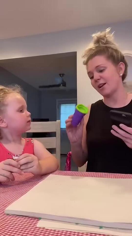 Mom And Daughter Play With Kinetic Sand For The First Time Newsbreak