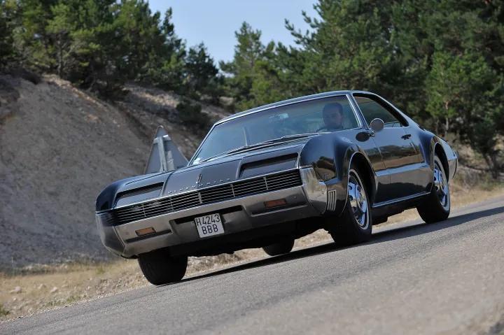 Top 10 Front Wheel Drive Cars with a V8 Engine - NewsBreak