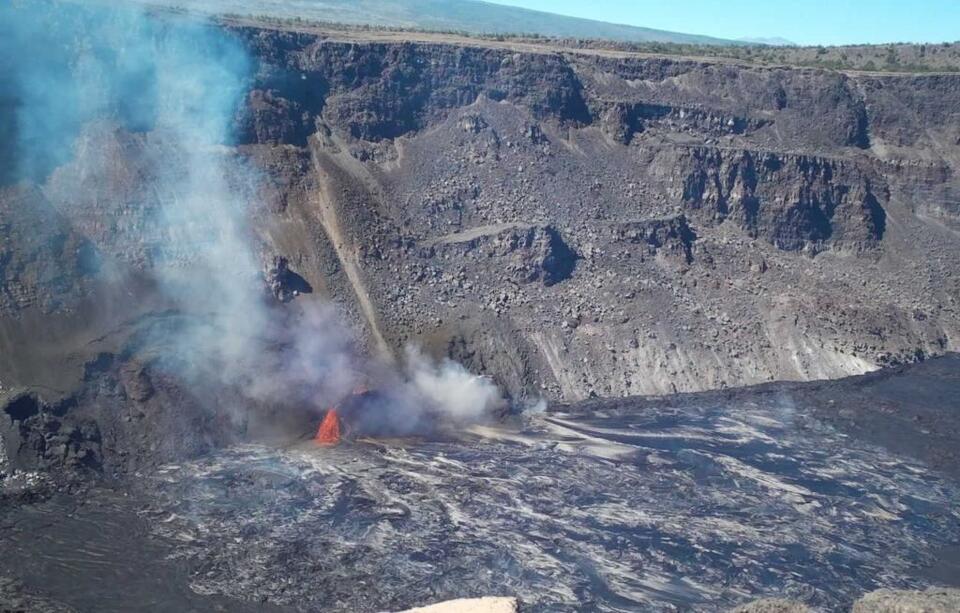 Kīlauea summit caldera eruption continues with low fountaining ...
