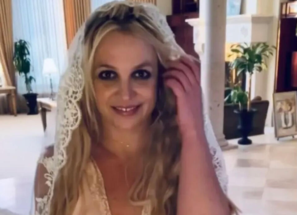 Britney Spears Uploads Video Of Herself In A Wedding Dress & Tells Fans ...