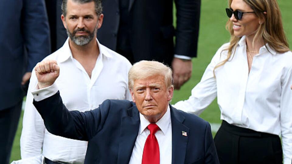 ‘The Body Language is Telling’: Trump Pushes Don Jr.’s Fiancée Into a ...