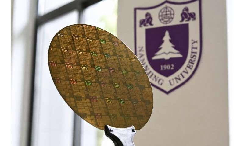 Ultra-thin MoS₂ computer packs 1,400 transistors onto one chip - NewsBreak