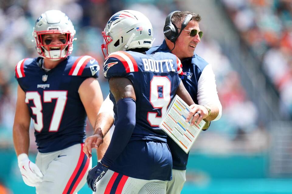 Mike Vrabel is going viral for this epic sideline moment - NewsBreak