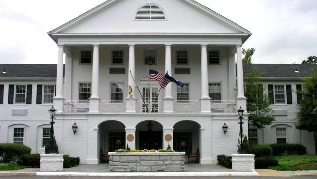 Trump signs executive order to close Federal Executive Institute ...