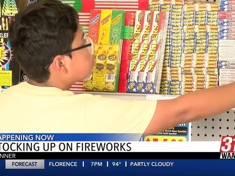 Folks make last-minute stop at Fireworks stand
