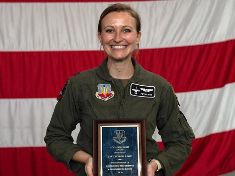 Captain Taylor Bye Pulled Off A Death Defying Landing In Her A-10 ...