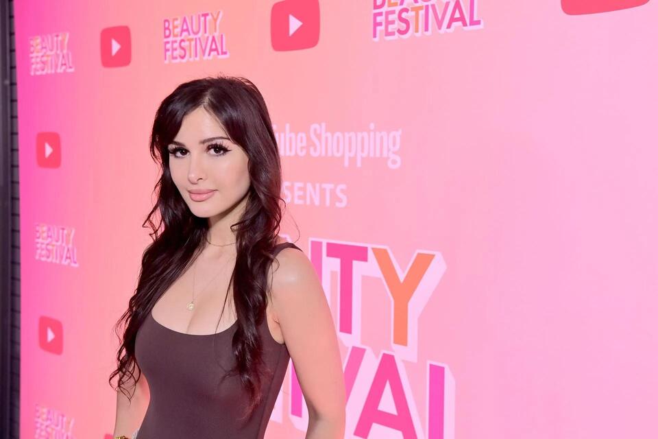 How old is SSSniperWolf? All we know about the YouTuber as she reacts ...
