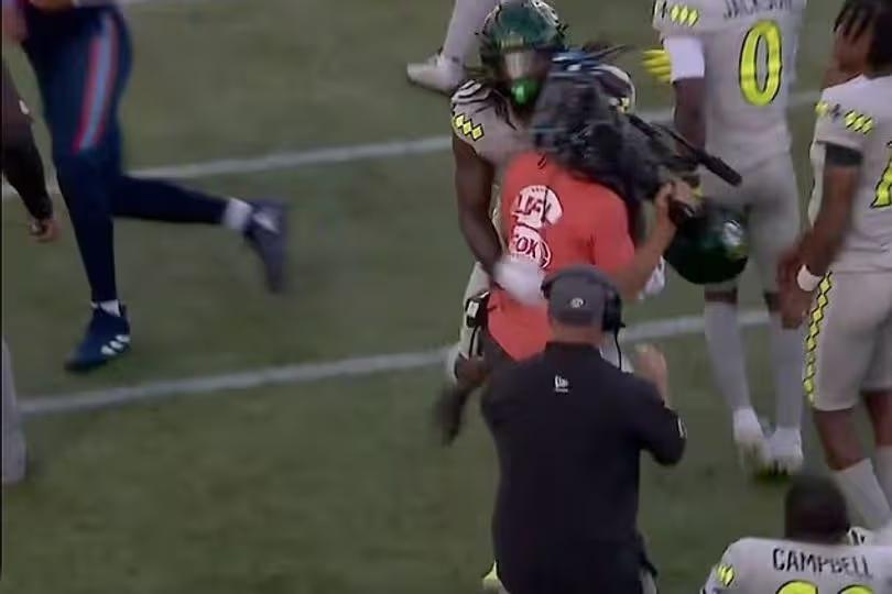 FOX cameraman left bleeding from head after nasty sideline collision ...
