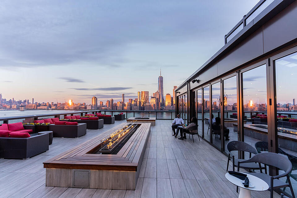 NJ rooftop bar with beautiful skyline views is open all winter - NewsBreak