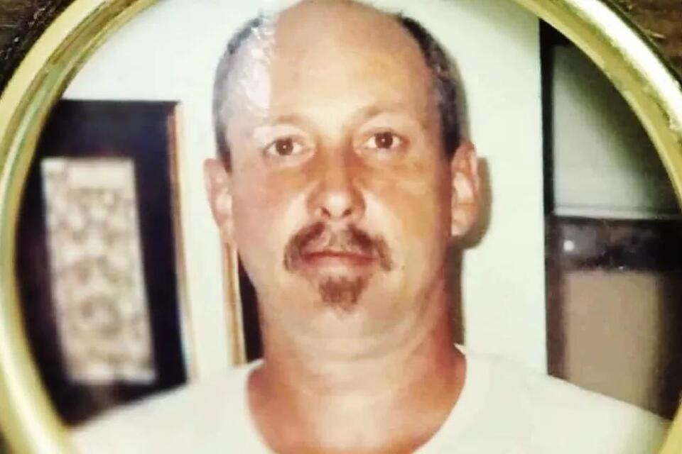 He flipped his middle finger at a war memorial. Then he was shot dead ...