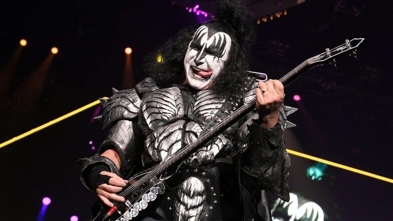 KISS Frontman Gene Simmons Performs Sitting Down After Falling Ill on ...