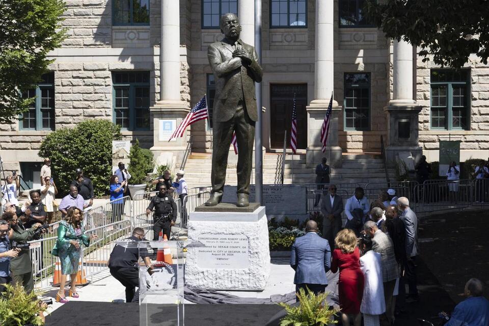 Crowd on hand for unveiling of John Lewis statue at spot where ...