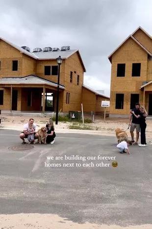 Identical influencer twins live 'exact same life' - even meeting ...