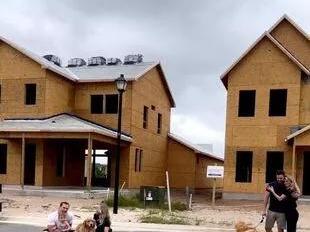 Identical influencer twins live 'exact same life' - even meeting ...