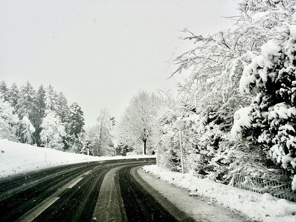 Stay Safe On Icy Roads With This Winter Driving Checklist - NewsBreak