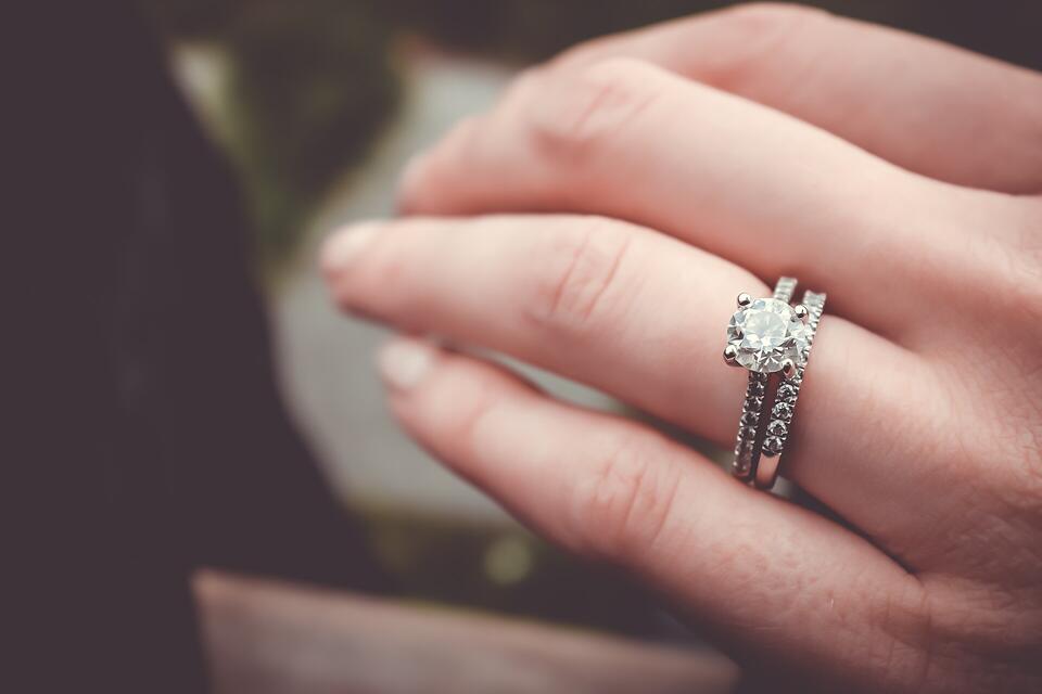 12 painful signs you got a shut-up ring instead of a real proposal ...