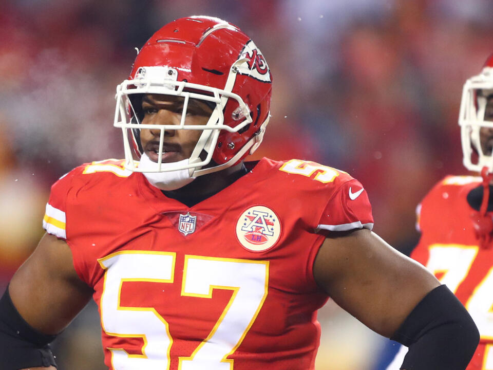 Former Chiefs draft pick Breeland Speaks wins highest defensive honor ...