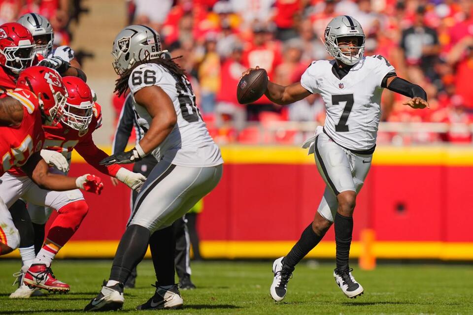 Raiders QB Geno Smith looked improved in Week 9 following the bye ...
