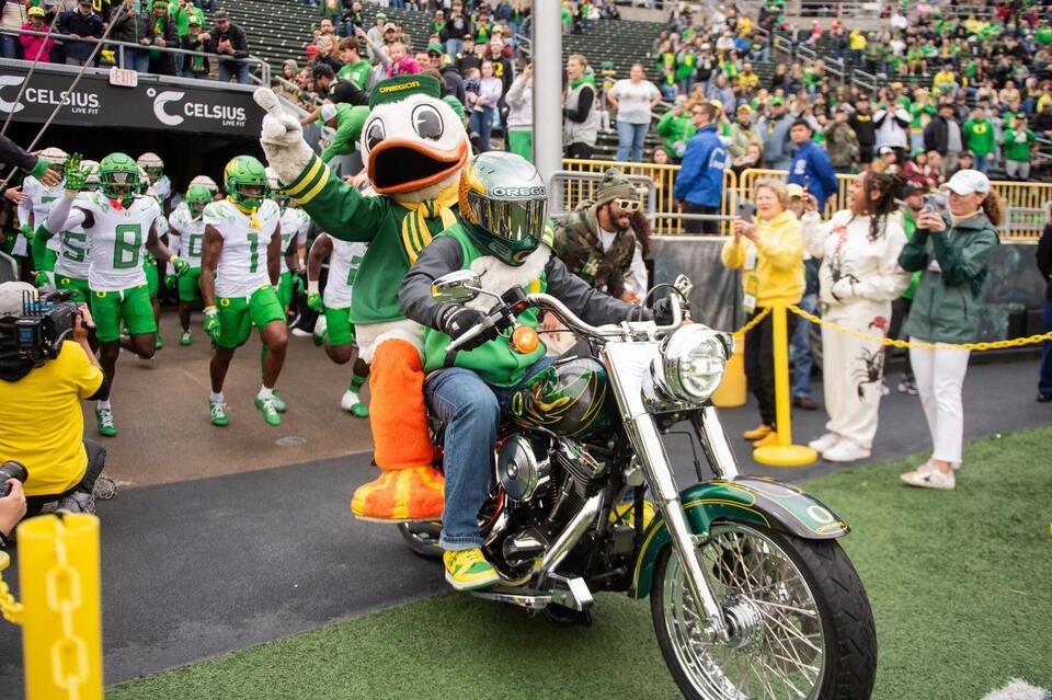 Betting on himself: No. 1 Oregon's Kam Alexander chasing second ring ...